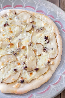 Recipe for pear and blue cheese pizza - Main course