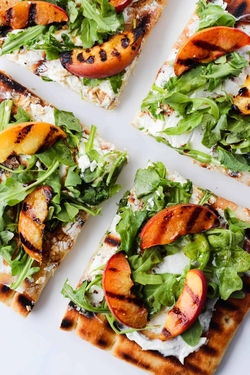 Grilled pizza with peaches, prosciutto and arugula recipes - Main course
