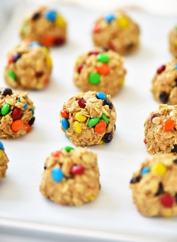 No bake chocolate peanut butter m&m balls recipes - Christmas dessert